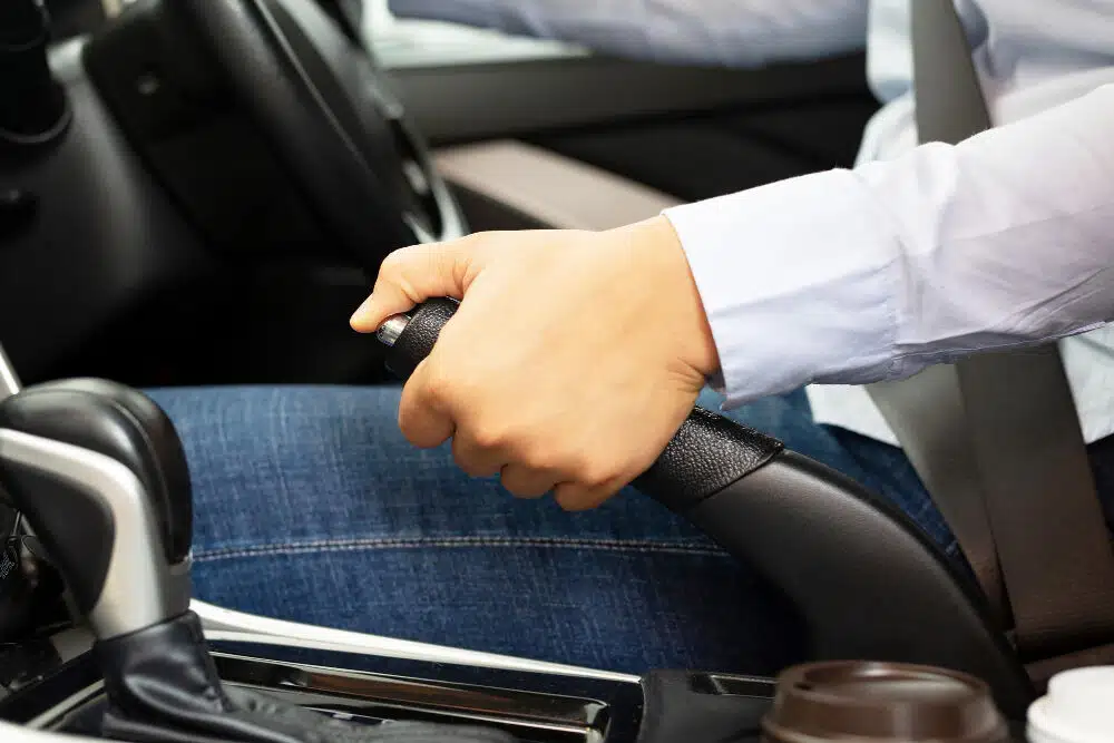 Rem Tangan Mobil yang Keras? Ini Ciri-ciri dan Penyebabnya ...