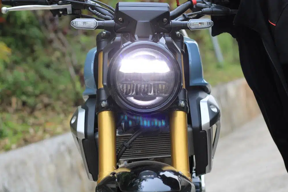 Kenapa Lampu Motor Wajib Nyala? Ini Aturannya! | AstraOtoshop.com