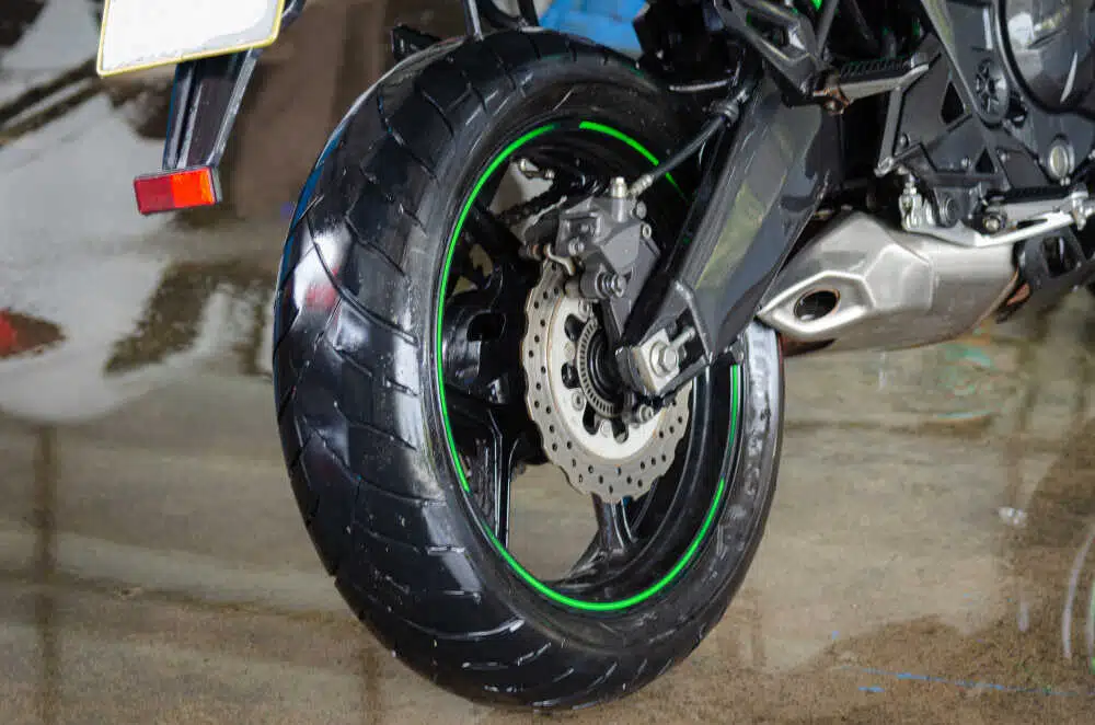 Keunggulan Ban Slick pada Kecepatan Tinggi | AstraOtoshop.com