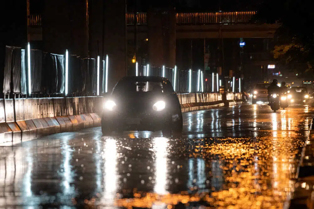 Tips Pemilihan Lampu Mobil dan Perawatannya di Musim Hujan ...