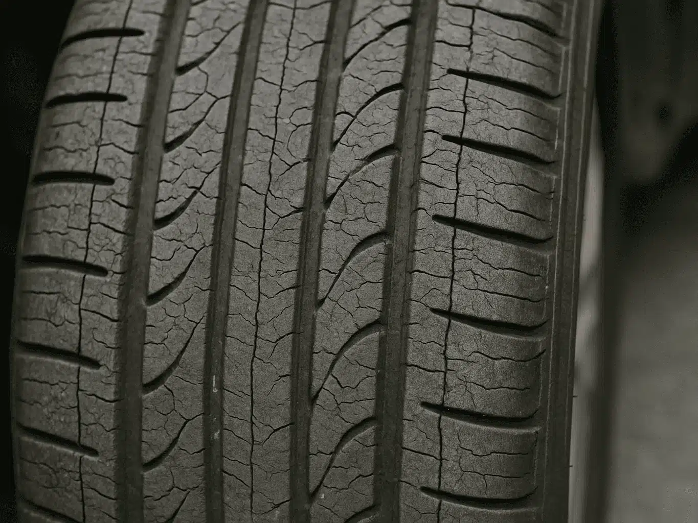 Retak Rambut pada Ban Mobil: Penyebab dan Cara Mengatasinya ...