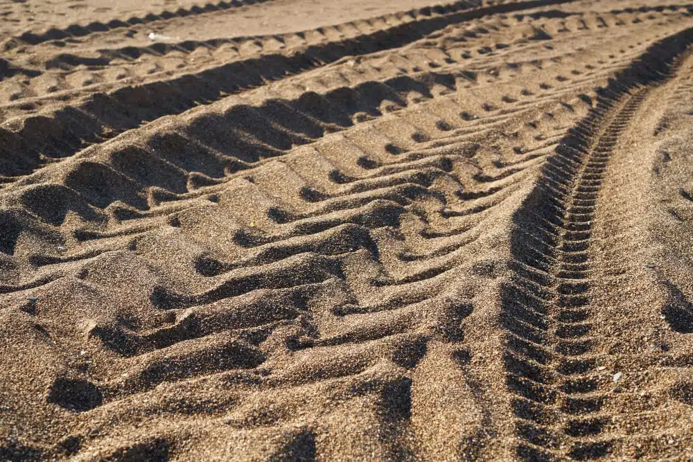 Melibas Jalanan: Mengenal Desain Tapak Ban Motor Suzuki | AstraOtoshop.com